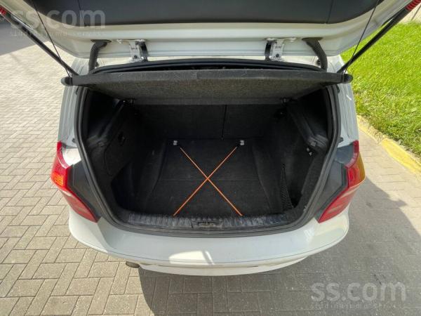 White BMW 118 2008 in Riga, with an engine capacity of 2.00 L and mileage of 300 thousand km for 4000 €, photo 6 on AUTOMOTO.COM.LV