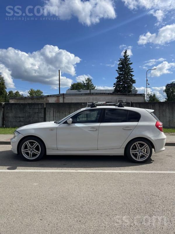 White BMW 118 2008 in Riga, with an engine capacity of 2.00 L and mileage of 301 thousand km for 3600 €, photo 2 on AUTOMOTO.COM.LV