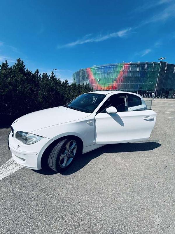 БМВ 118 2008 в Шяуляй на AUTOMOTO.COM.LV Белый БМВ 118 2008 в Шяуляй, объемом двигателя 2.00 л и пробегом 277 тыс. км за 3850 €, фото 1 на AUTOMOTO.COM.LV