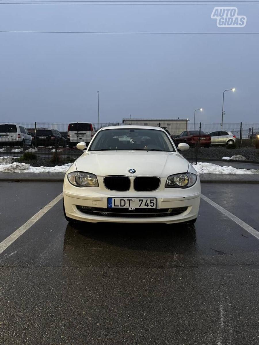 White BMW 118 2009 in Kaunas, with an engine capacity of 2.00 L and mileage of 271 thousand km for 2600 €, photo 1 on AUTOMOTO.COM.LV