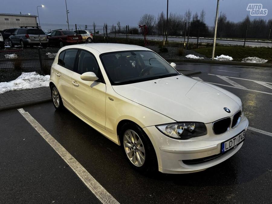 White BMW 118 2009 in Kaunas, with an engine capacity of 2.00 L and mileage of 271 thousand km for 2600 €, photo 3 on AUTOMOTO.COM.LV