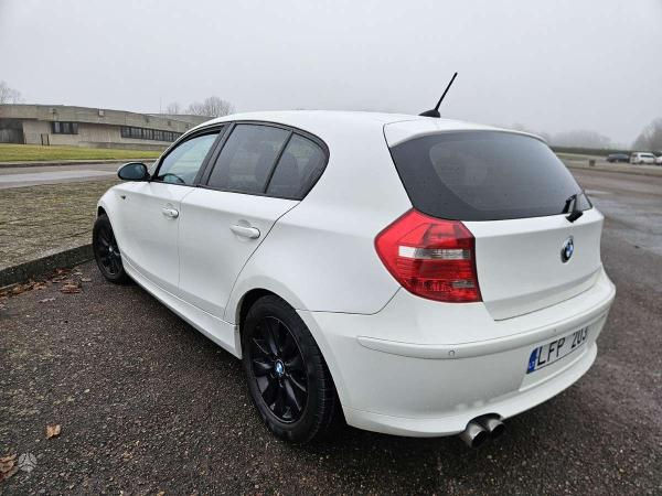 White BMW 118 2009 in Kedainiai, with an engine capacity of 2.00 L and mileage of 298 thousand km for 3300 €, photo 3 on AUTOMOTO.COM.LV