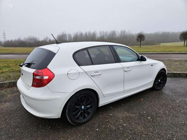White BMW 118 2009 in Kedainiai, with an engine capacity of 2.00 L and mileage of 298 thousand km for 3300 €, photo 4 on AUTOMOTO.COM.LV