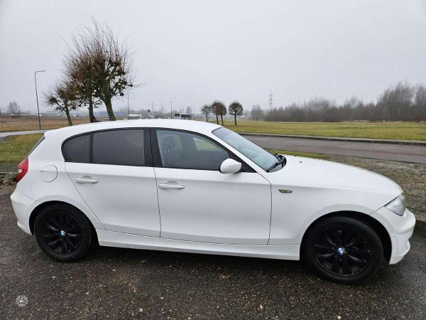 White BMW 118 2009 in Kedainiai, with an engine capacity of 2.00 L and mileage of 298 thousand km for 3300 €, photo 5 on AUTOMOTO.COM.LV