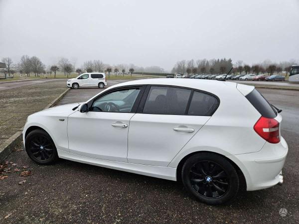 White BMW 118 2009 in Kedainiai, with an engine capacity of 2.00 L and mileage of 298 thousand km for 3300 €, photo 6 on AUTOMOTO.COM.LV