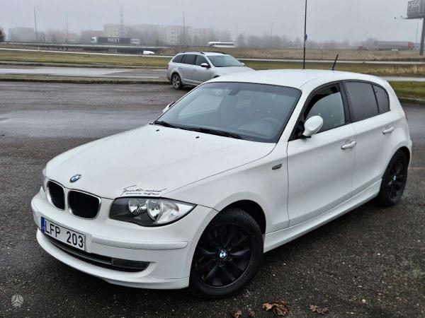White BMW 118 2009 in Kedainiai, with an engine capacity of 2.00 L and mileage of 298 thousand km for 3300 €, photo 7 on AUTOMOTO.COM.LV