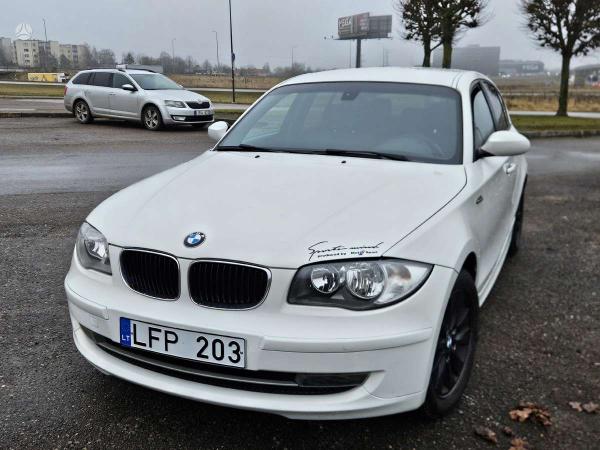 White BMW 118 2009 in Kedainiai, with an engine capacity of 2.00 L and mileage of 298 thousand km for 3300 €, photo 8 on AUTOMOTO.COM.LV