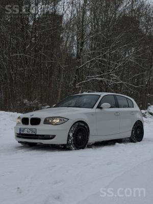 White BMW 118 2009 in Bauska, with an engine capacity of 2.00 L and mileage of 302 thousand km for 5195 €, photo 6 on AUTOMOTO.COM.LV