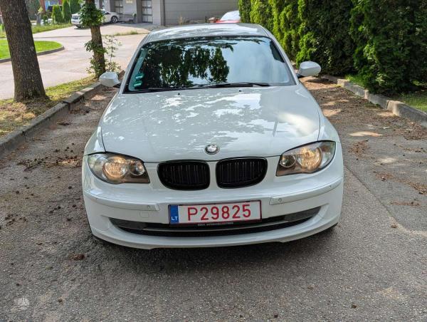 White BMW 118 2009 in Prienai, with an engine capacity of 2.00 L and mileage of 273 thousand km for 4150 €, photo 3 on AUTOMOTO.COM.LV