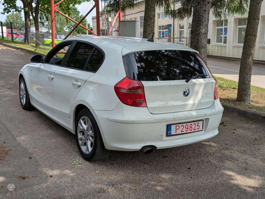 White BMW 118 2009 in Prienai, with an engine capacity of 2.00 L and mileage of 273 thousand km for 4150 €, photo 6 on AUTOMOTO.COM.LV