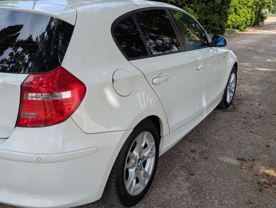 White BMW 118 2009 in Prienai, with an engine capacity of 2.00 L and mileage of 273 thousand km for 4150 €, photo 10 on AUTOMOTO.COM.LV