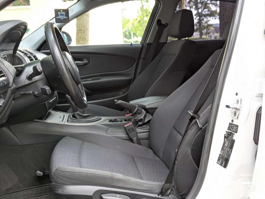 White BMW 118 2009 in Prienai, with an engine capacity of 2.00 L and mileage of 273 thousand km for 4150 €, photo 13 on AUTOMOTO.COM.LV
