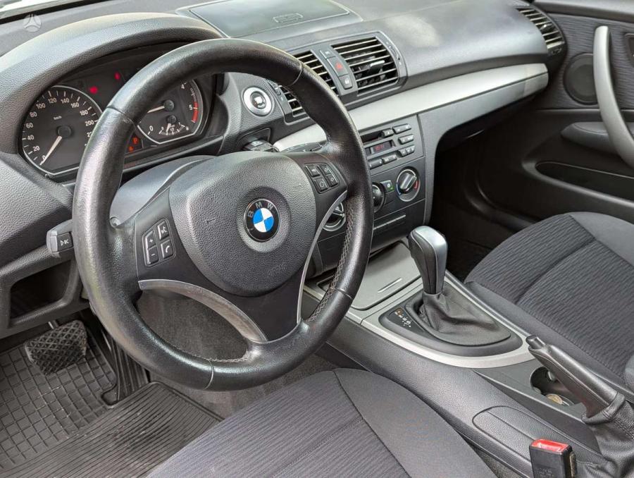 White BMW 118 2009 in Prienai, with an engine capacity of 2.00 L and mileage of 273 thousand km for 4150 €, photo 16 on AUTOMOTO.COM.LV