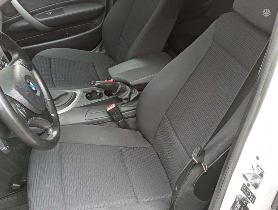 White BMW 118 2009 in Prienai, with an engine capacity of 2.00 L and mileage of 273 thousand km for 4150 €, photo 17 on AUTOMOTO.COM.LV