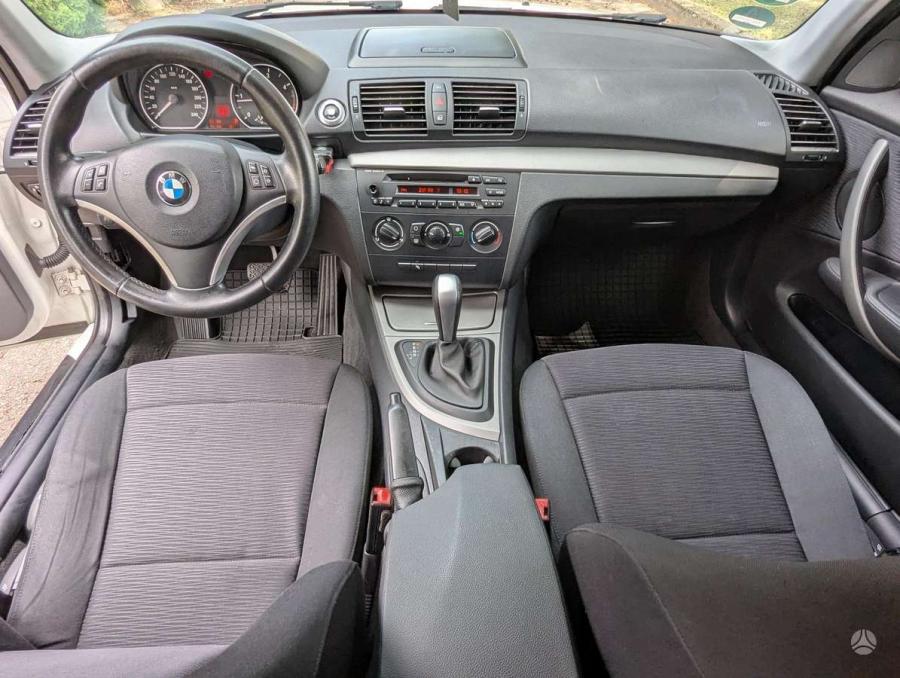 White BMW 118 2009 in Prienai, with an engine capacity of 2.00 L and mileage of 273 thousand km for 4150 €, photo 19 on AUTOMOTO.COM.LV