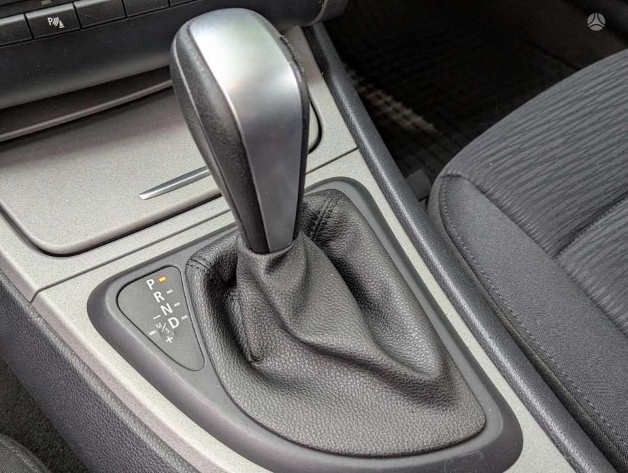 White BMW 118 2009 in Prienai, with an engine capacity of 2.00 L and mileage of 273 thousand km for 4150 €, photo 20 on AUTOMOTO.COM.LV