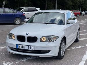 Balts BMW 118 2009 Viļņa, ar dzinēja tilpumu 2.00 L un nobraukumu 323 tūkst. km par 3300 €, foto  vietnē AUTOMOTO.COM.LV