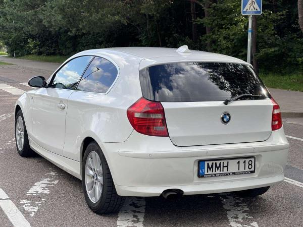 White BMW 118 2009 in Vilnius, with an engine capacity of 2.00 L and mileage of 323 thousand km for 3300 €, photo 3 on AUTOMOTO.COM.LV