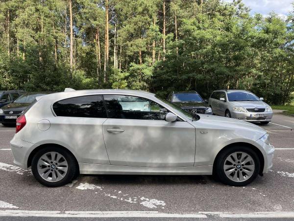 White BMW 118 2009 in Vilnius, with an engine capacity of 2.00 L and mileage of 323 thousand km for 3300 €, photo 6 on AUTOMOTO.COM.LV