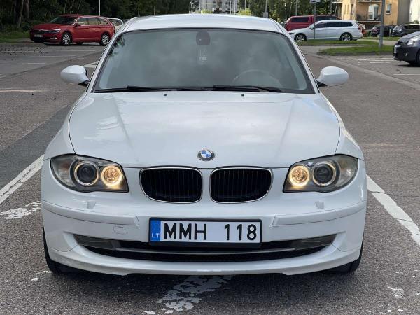 White BMW 118 2009 in Vilnius, with an engine capacity of 2.00 L and mileage of 323 thousand km for 3300 €, photo 8 on AUTOMOTO.COM.LV