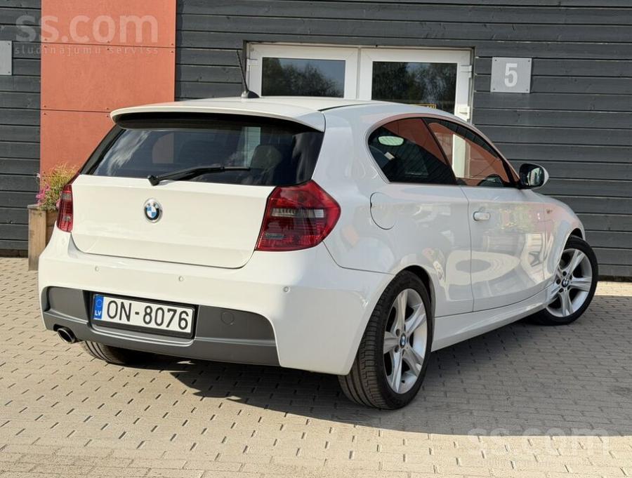 White BMW 118 2011 in Cesis, with an engine capacity of 2.00 L and mileage of 282 thousand km for 5890 €, photo 6 on AUTOMOTO.COM.LV