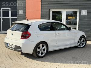 White BMW 118 2011 in Cesis, with an engine capacity of 2.00 L and mileage of 282 thousand km for 5890 €, photo 7 on AUTOMOTO.COM.LV