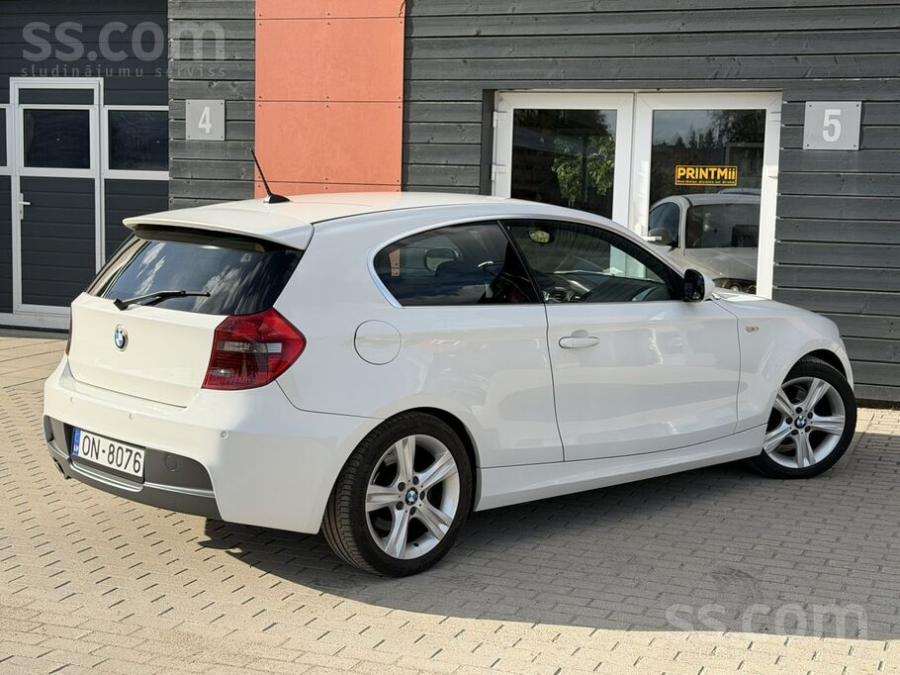 White BMW 118 2011 in Cesis, with an engine capacity of 2.00 L and mileage of 282 thousand km for 5890 €, photo 7 on AUTOMOTO.COM.LV