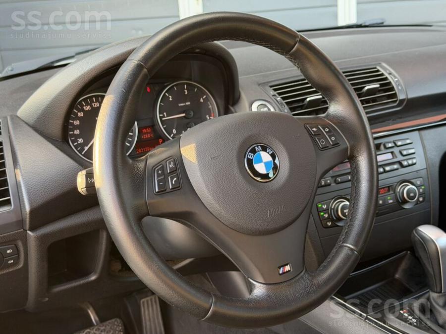White BMW 118 2011 in Cesis, with an engine capacity of 2.00 L and mileage of 282 thousand km for 5890 €, photo 10 on AUTOMOTO.COM.LV