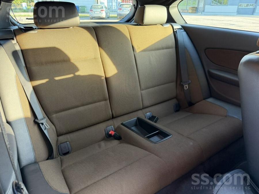 White BMW 118 2011 in Cesis, with an engine capacity of 2.00 L and mileage of 282 thousand km for 5890 €, photo 13 on AUTOMOTO.COM.LV
