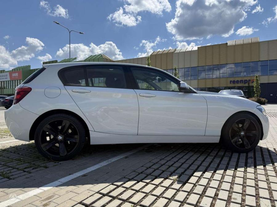 White BMW 118 2014 in Vilnius, with an engine capacity of 2.00 L and mileage of 230 thousand km for 7500 €, photo 7 on AUTOMOTO.COM.LV