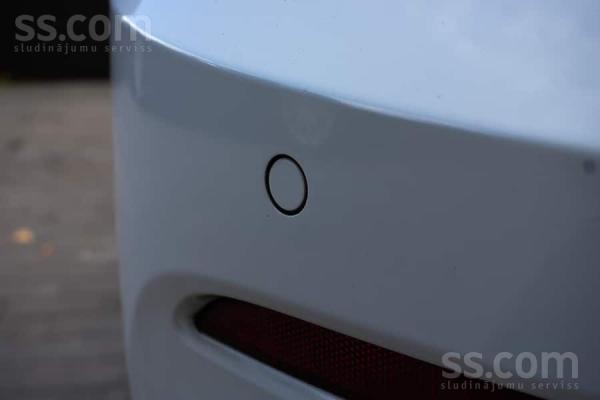 White BMW 118 2015 in Riga, with an engine capacity of 2.00 L and mileage of 240 thousand km for 9390 €, photo 9 on AUTOMOTO.COM.LV