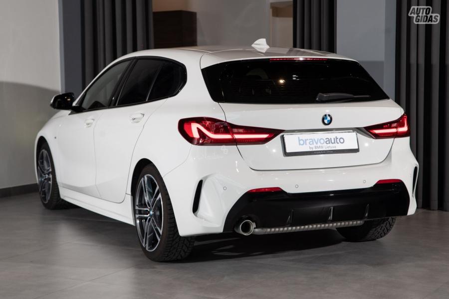 White BMW 118 2020 in Kaunas, with an engine capacity of 1.50 L and mileage of 110 thousand km for 18771 €, photo 6 on AUTOMOTO.COM.LV
