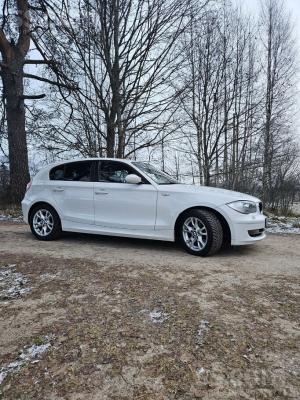 White BMW 118 2008 in Aluksne, with an engine capacity of 2.00 L and mileage of 298 thousand km for 3550 €, photo 9 on AUTOMOTO.COM.LV