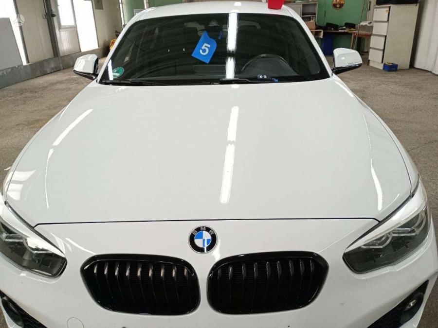 White BMW 118 2019 in Vilnius, with an engine capacity of 1.50 L and mileage of 121 thousand km for 12990 €, photo 3 on AUTOMOTO.COM.LV