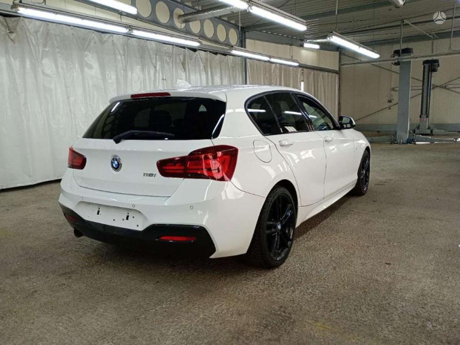 White BMW 118 2019 in Vilnius, with an engine capacity of 1.50 L and mileage of 121 thousand km for 12990 €, photo 6 on AUTOMOTO.COM.LV
