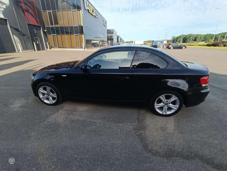 Black BMW 120 2007 in Kaunas, with an engine capacity of 2.00 L and mileage of 239 thousand km for 5900 €, photo 1 on AUTOMOTO.COM.LV