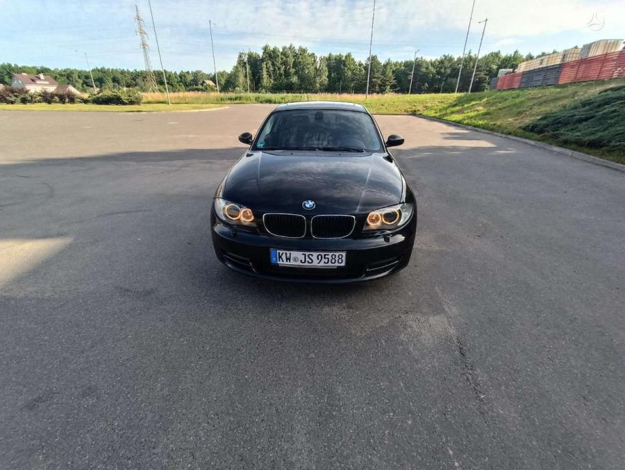 Black BMW 120 2007 in Kaunas, with an engine capacity of 2.00 L and mileage of 239 thousand km for 5900 €, photo 3 on AUTOMOTO.COM.LV