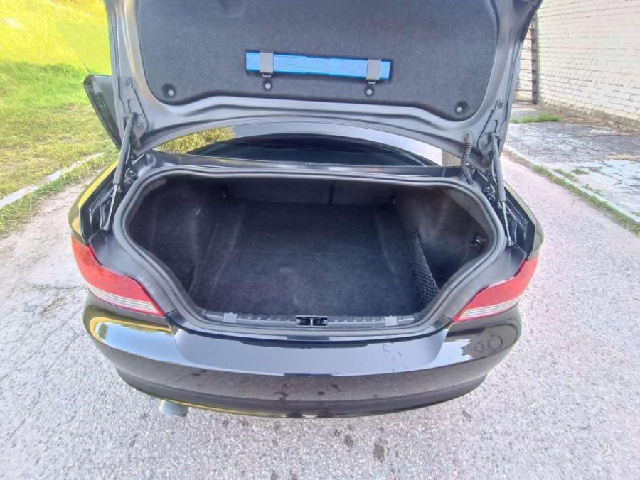 Black BMW 120 2007 in Kaunas, with an engine capacity of 2.00 L and mileage of 239 thousand km for 5900 €, photo 16 on AUTOMOTO.COM.LV