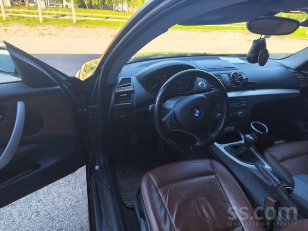 Black BMW 120 2009 in Riga, with an engine capacity of 2.00 L and mileage of 217 thousand km for 3100 €, photo 4 on AUTOMOTO.COM.LV