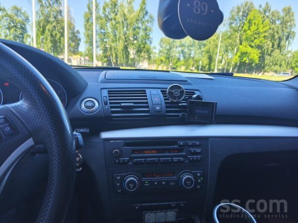 Black BMW 120 2009 in Riga, with an engine capacity of 2.00 L and mileage of 217 thousand km for 3100 €, photo 5 on AUTOMOTO.COM.LV