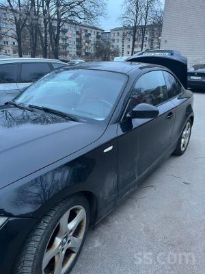 Black BMW 120 2009 in Riga, with an engine capacity of 2.00 L and mileage of 307 thousand km for 5000 €, photo 3 on AUTOMOTO.COM.LV