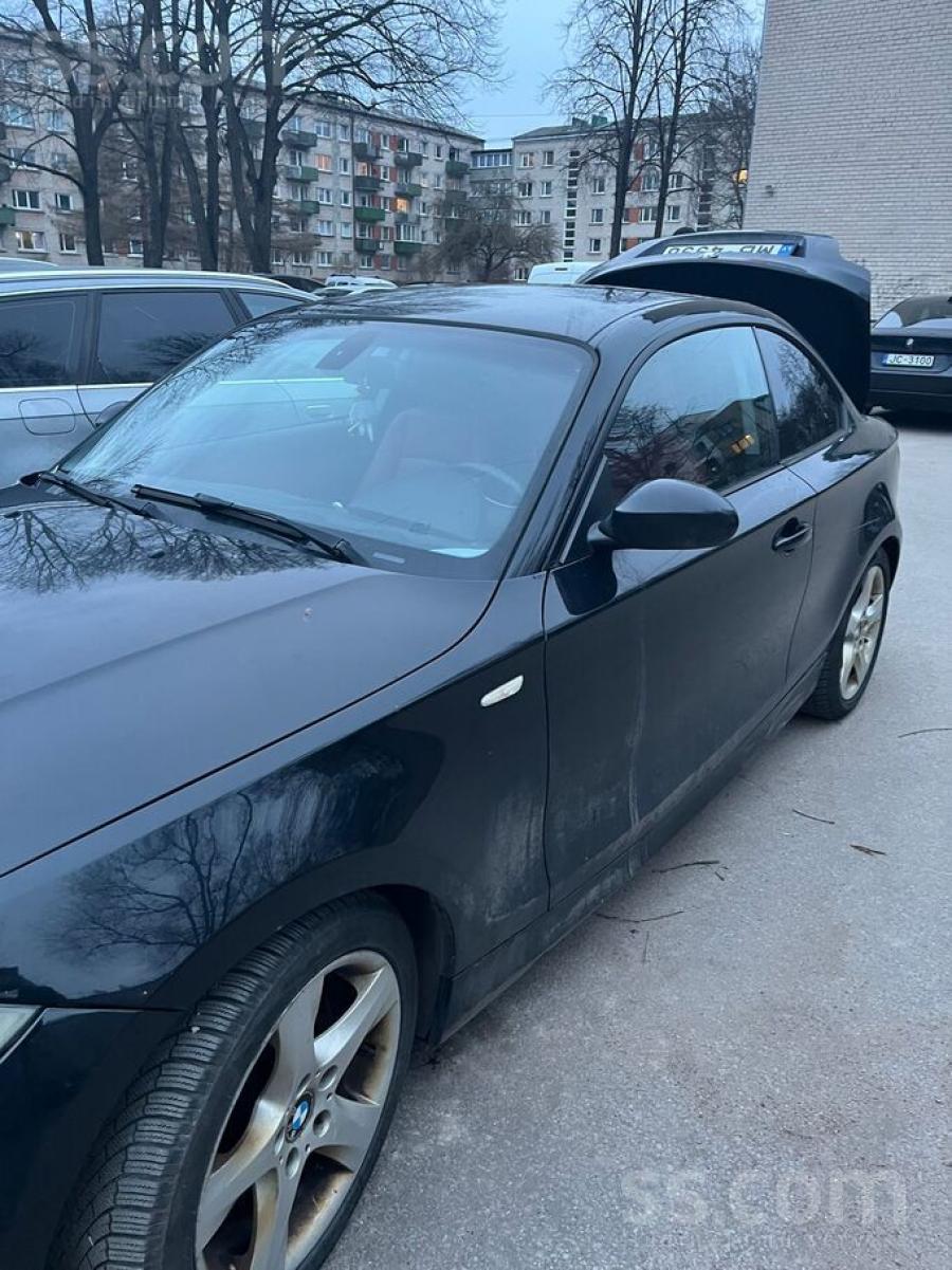 Black BMW 120 2009 in Riga, with an engine capacity of 2.00 L and mileage of 307 thousand km for 5000 €, photo 3 on AUTOMOTO.COM.LV
