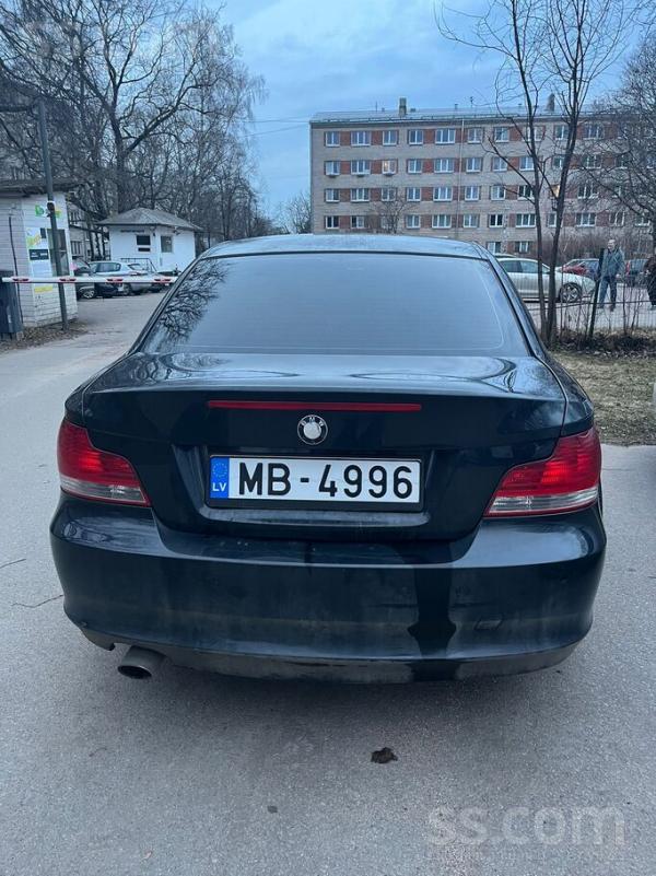 Black BMW 120 2009 in Riga, with an engine capacity of 2.00 L and mileage of 307 thousand km for 5000 €, photo 3 on AUTOMOTO.COM.LV