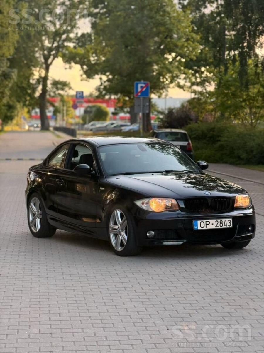 Black BMW 120 2009 in Riga, with an engine capacity of 2.00 L and mileage of 283 thousand km for 6490 €, photo 1 on AUTOMOTO.COM.LV