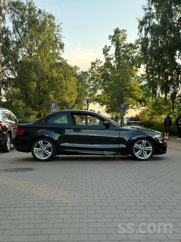 Black BMW 120 2009 in Riga, with an engine capacity of 2.00 L and mileage of 283 thousand km for 6490 €, photo 2 on AUTOMOTO.COM.LV