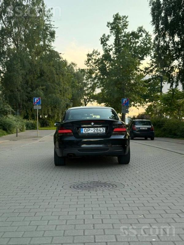 Black BMW 120 2009 in Riga, with an engine capacity of 2.00 L and mileage of 283 thousand km for 6490 €, photo 5 on AUTOMOTO.COM.LV