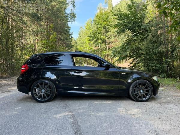 Black BMW 120 2009 in Riga, with an engine capacity of 2.00 L and mileage of 254 thousand km for 5350 €, photo 5 on AUTOMOTO.COM.LV