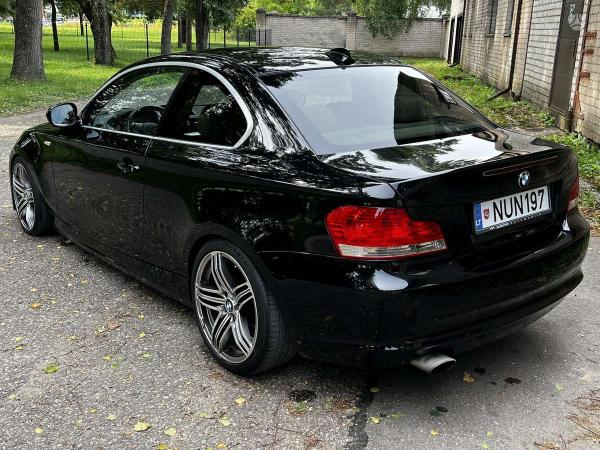 Black BMW 120 2009 in Prienai, with an engine capacity of 2.00 L and mileage of 246 thousand km for 5850 €, photo 4 on AUTOMOTO.COM.LV