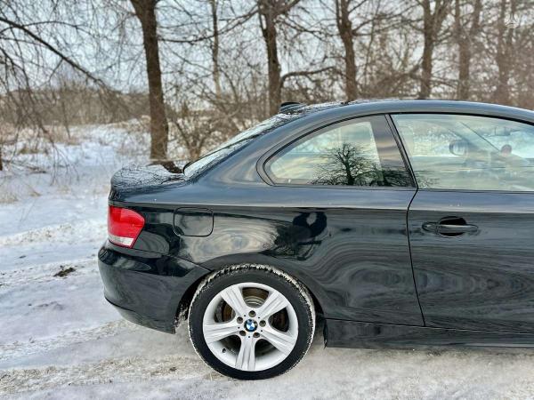 Black BMW 120 2011 in Siauliai, with an engine capacity of 2.00 L and mileage of 248 thousand km for 5650 €, photo 6 on AUTOMOTO.COM.LV
