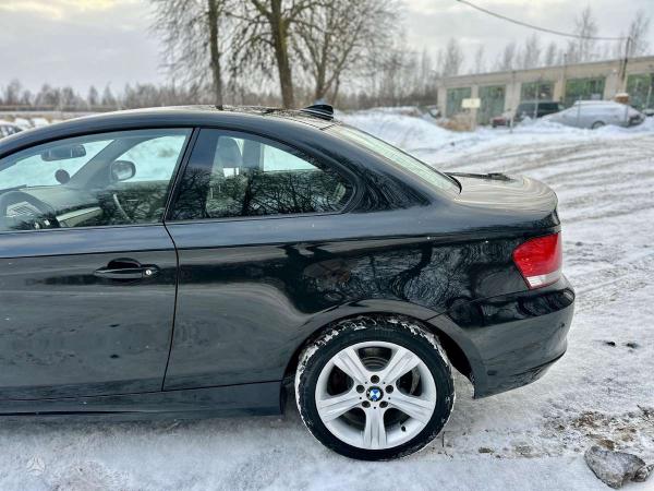 Black BMW 120 2011 in Siauliai, with an engine capacity of 2.00 L and mileage of 248 thousand km for 5650 €, photo 10 on AUTOMOTO.COM.LV